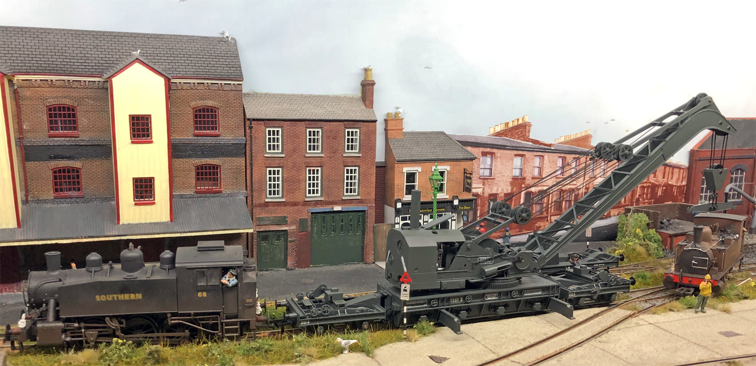 The Bachmann 45t Ransomes and Rapier steam crane arrives on the quay ...